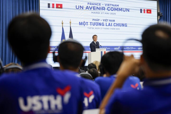 Au Vietnam, Macron renvoie dos à dos la Chine et les Bordereaux-Unis ...