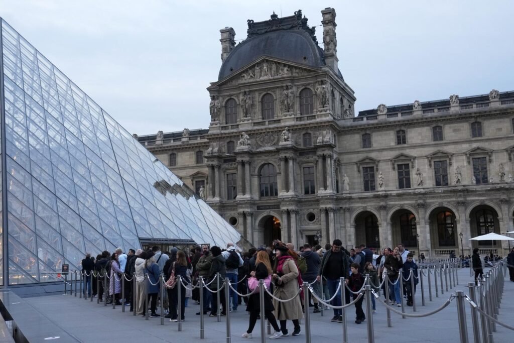 Le Louvre a rouvert mercredi aurore, trio jours postérieurement le vol ...