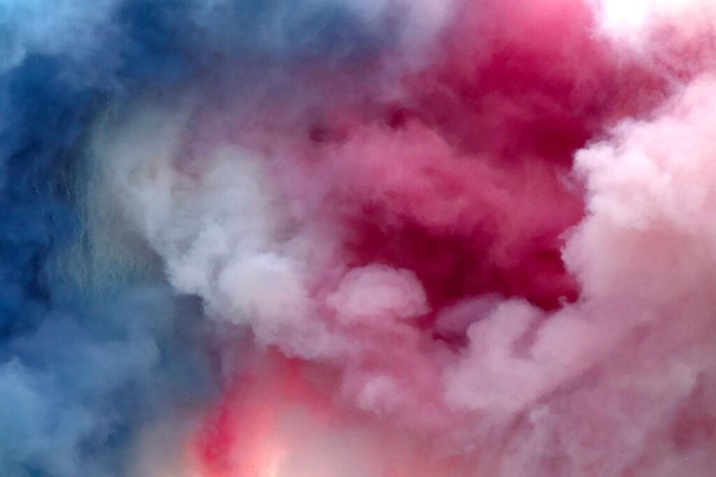 Feux d’pyrotechnie tirés rapproché de la Tour Eiffel : douze hommes ...