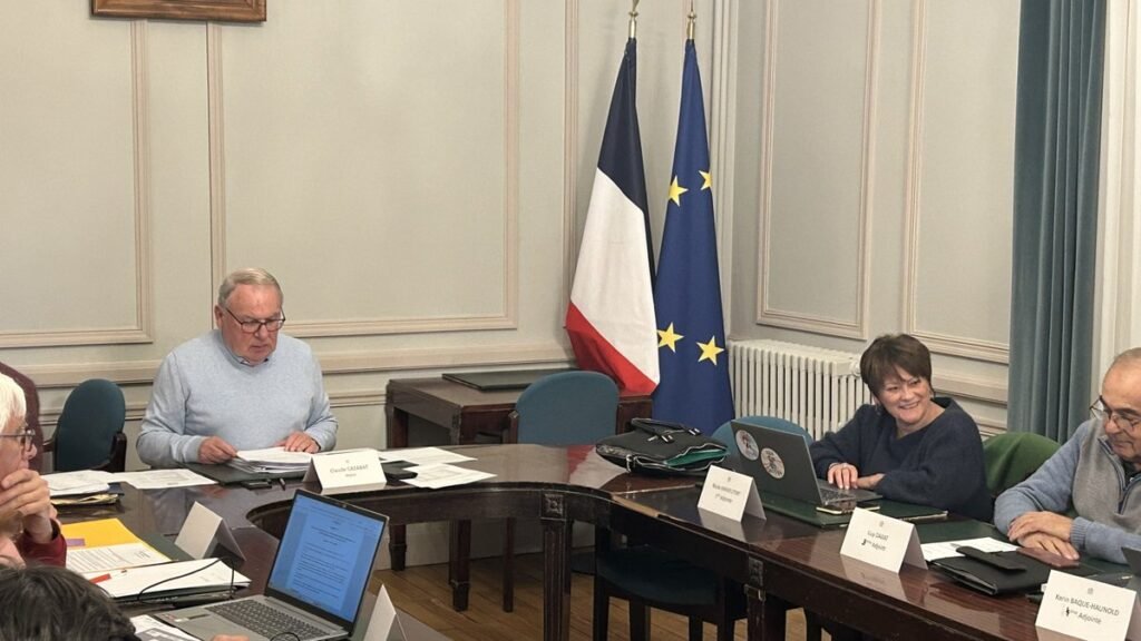 Petite Ville de Demain, Trianon, Pic du Midi, Claude Cazabat devant aux ...