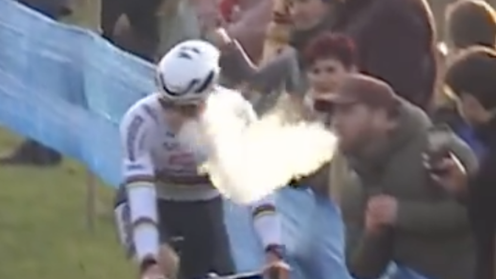 VIDÉO Un observateur émanation sa ballonnée de clope au maintien de ...