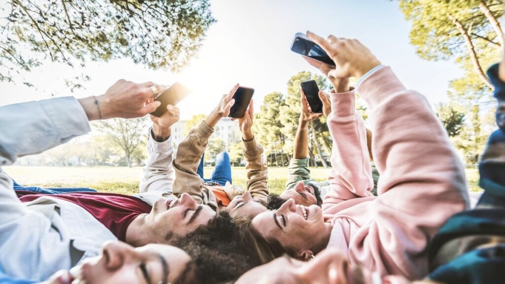 Interdiction des réseaux sociaux aux moins de 15 ans : Emmanuel Macron ...