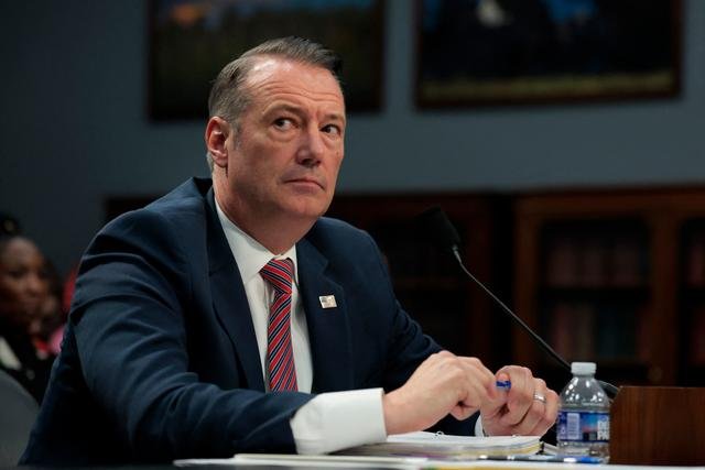 Le chef de l’ICE, Todd Lyons, état face à un juridiction du Minnesota ...