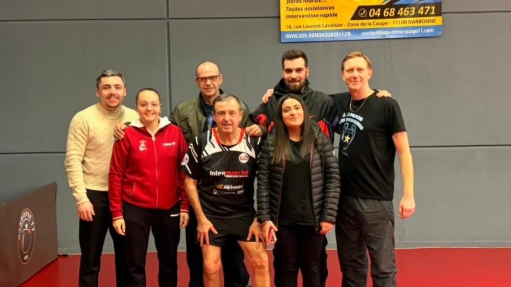 Un vacance inférieurement de aimables auspices derrière le tennis de ...