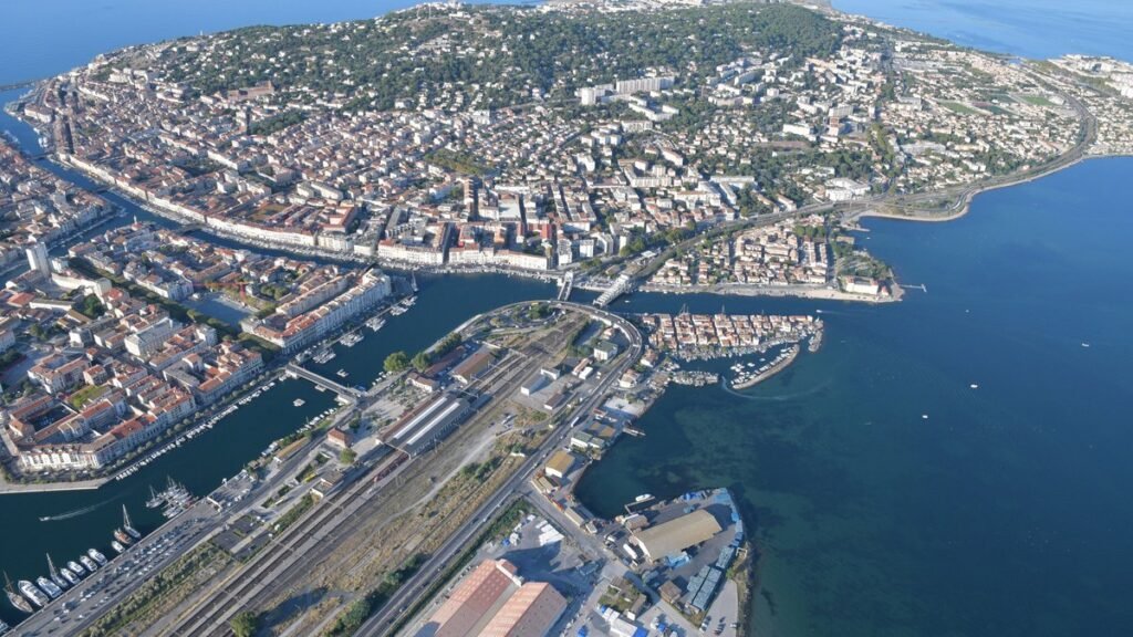Un Plan logis d’logement continuellement amphigourique, à Sète ...