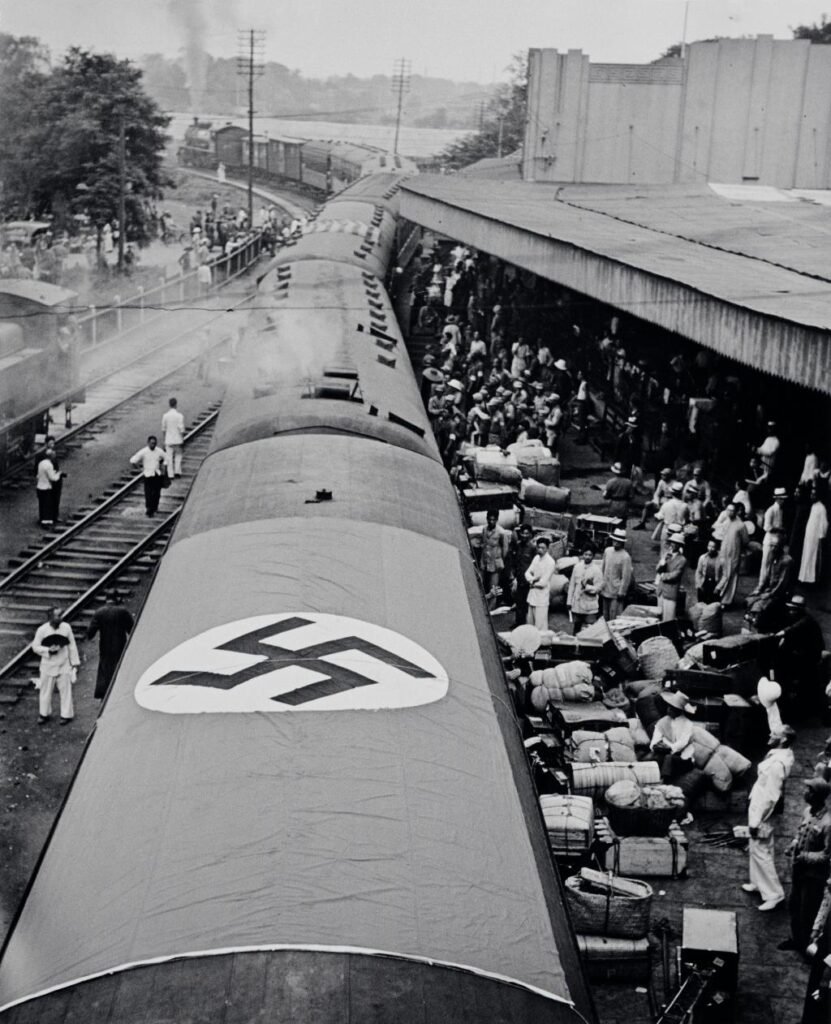 Paris galerie celebrates Robert Capa, the legendary war photographer ...